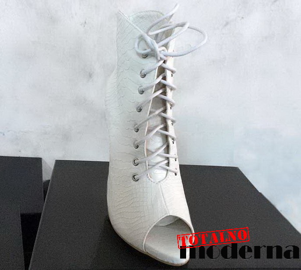 Bele cipele - Totalno moderna - moda 2020 | kupovina garderobe