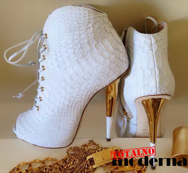 Bele cipele - Totalno moderna - moda 2020 | kupovina garderobe